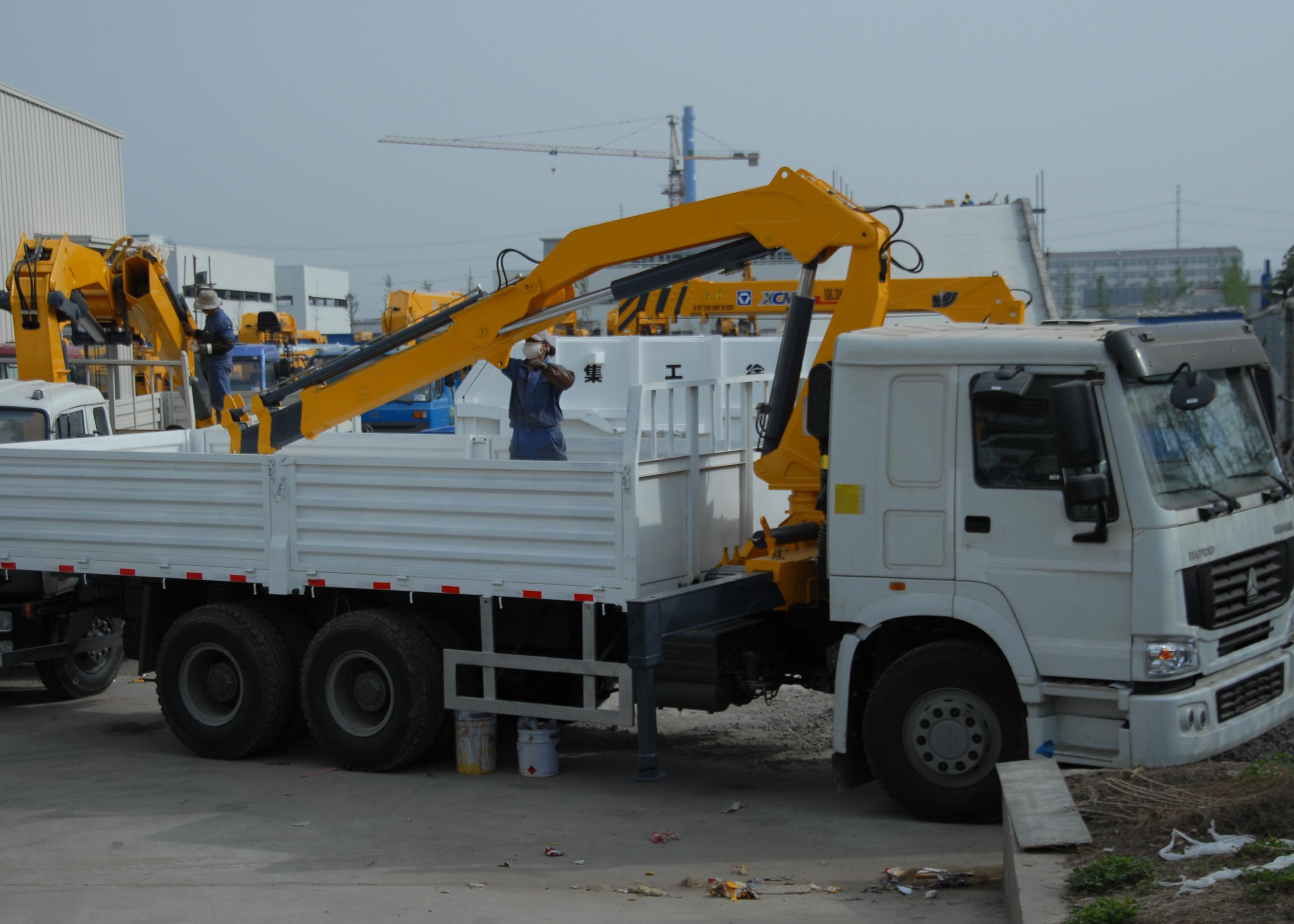 Durable 5T Wire Rope Raise Articulated Boom Crane , 25 L/min Oil Flow ...