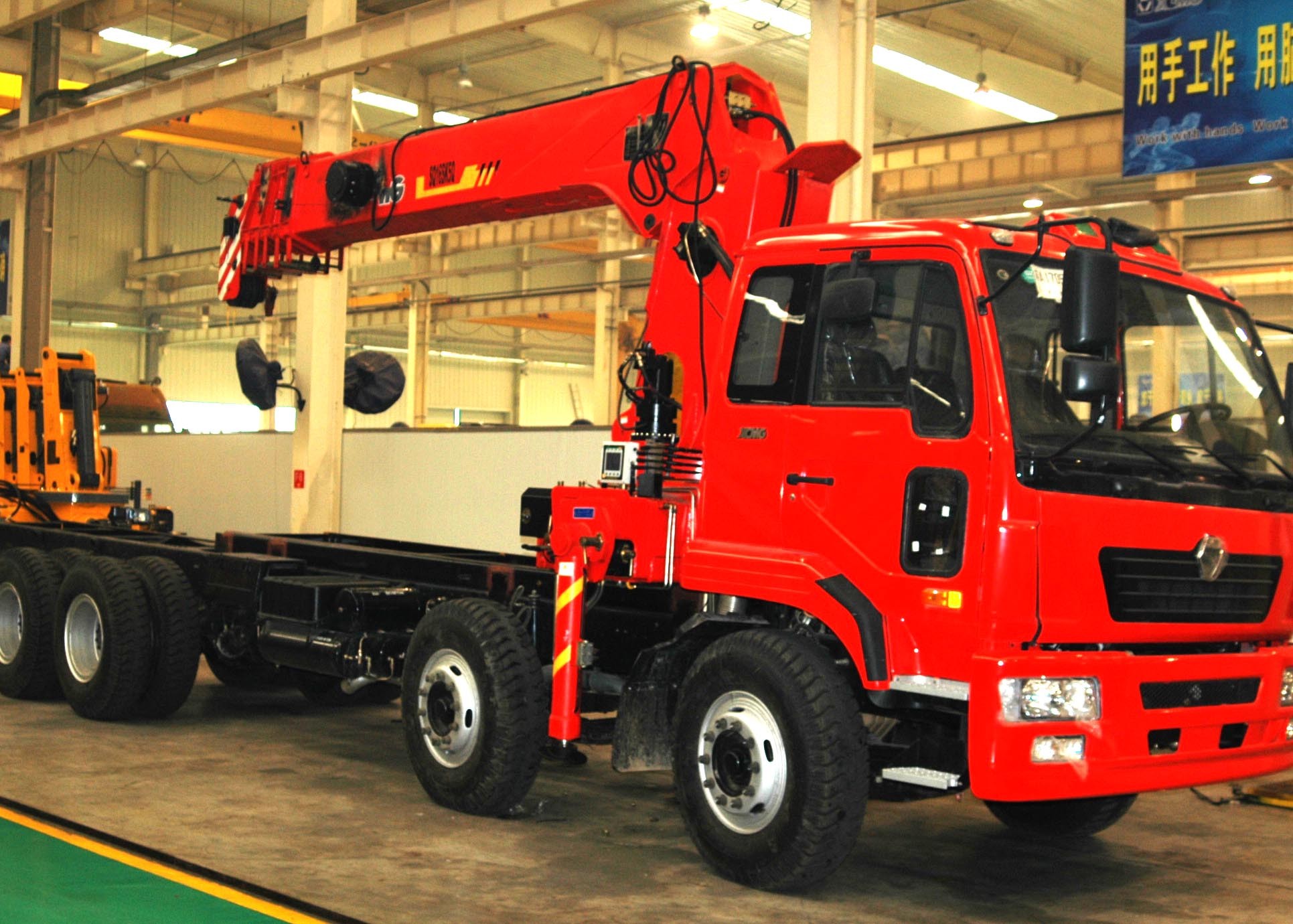 16 Ton Telescopic Boom Truck Mounted Crane With 80 L/min , Heavy Duty