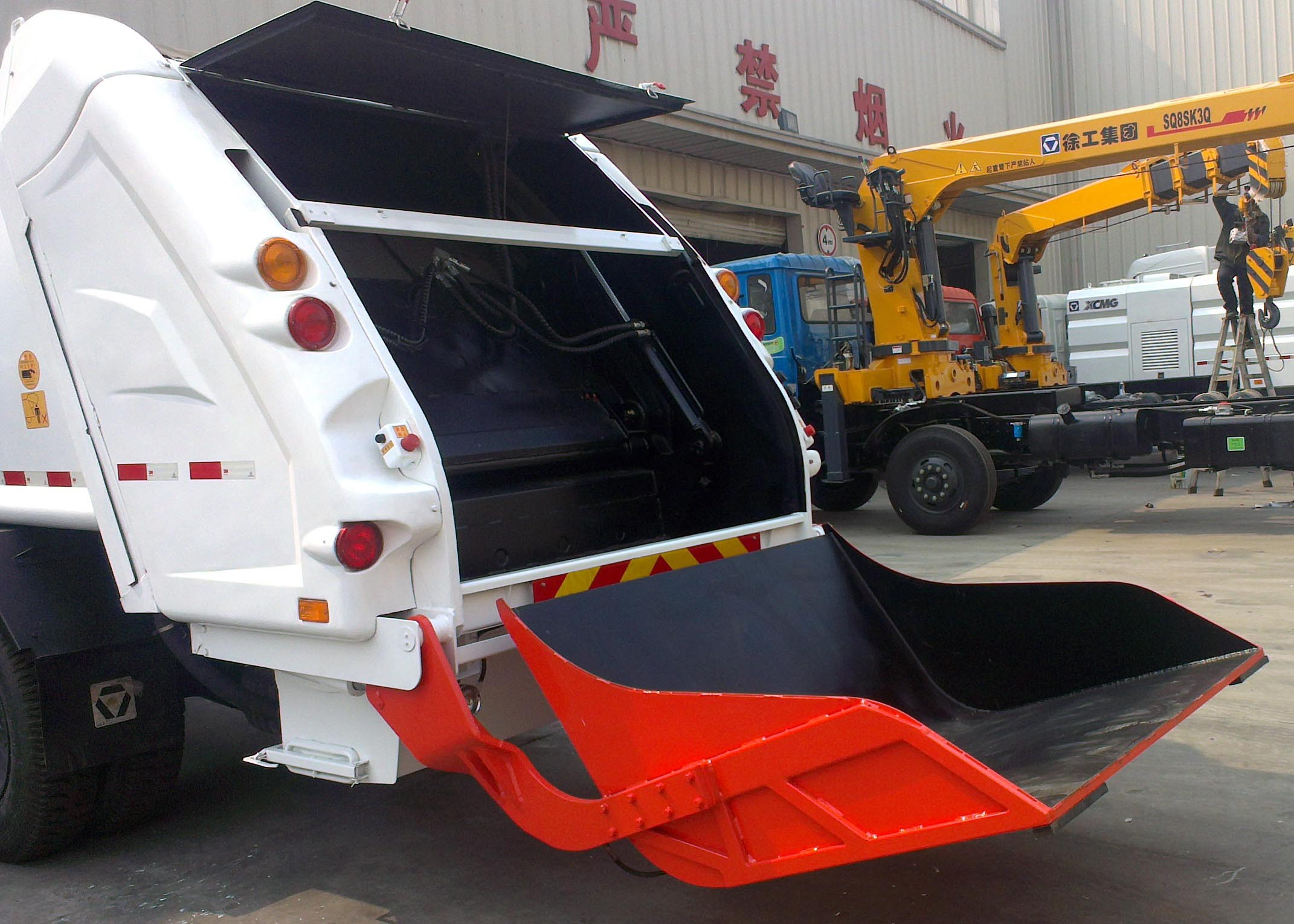 Special Purpose Vehicles Hydraulic Rear Loader Garbage Truck 25 Ton For ...