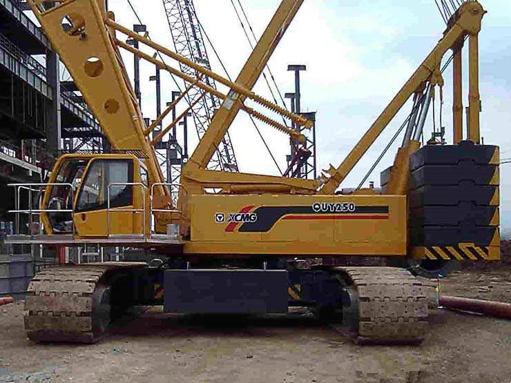 Durable Construction Site Mobile Hydraulic Crawler Crane , QUY250 XCMG ...